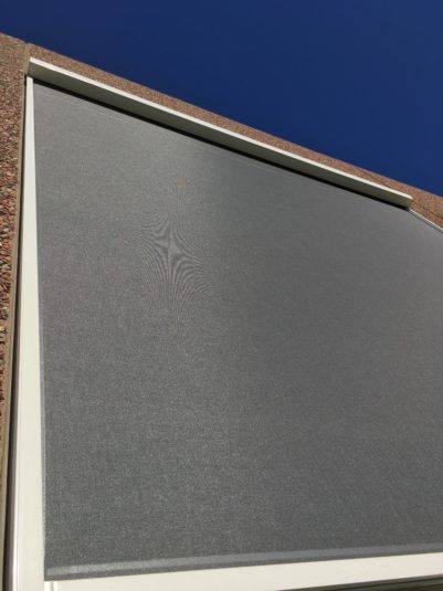 Udvendig solafskærmning til kontorer, stuevinduer eller projekter.